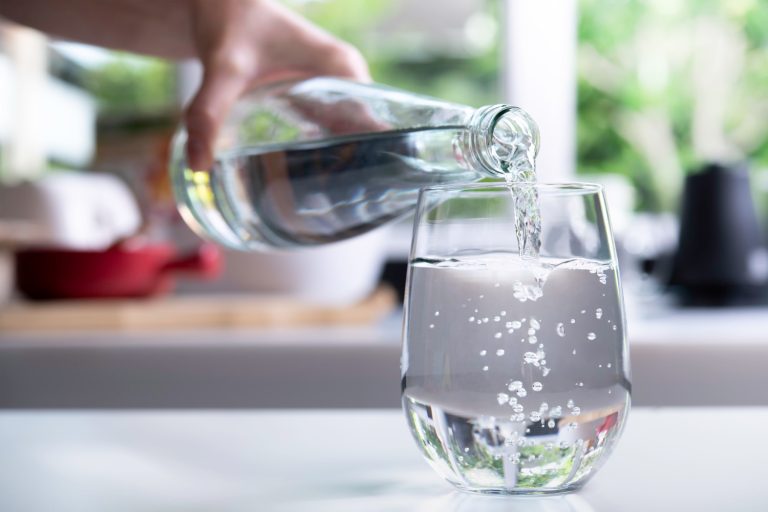 Descubre los pros y contras del agua con gas