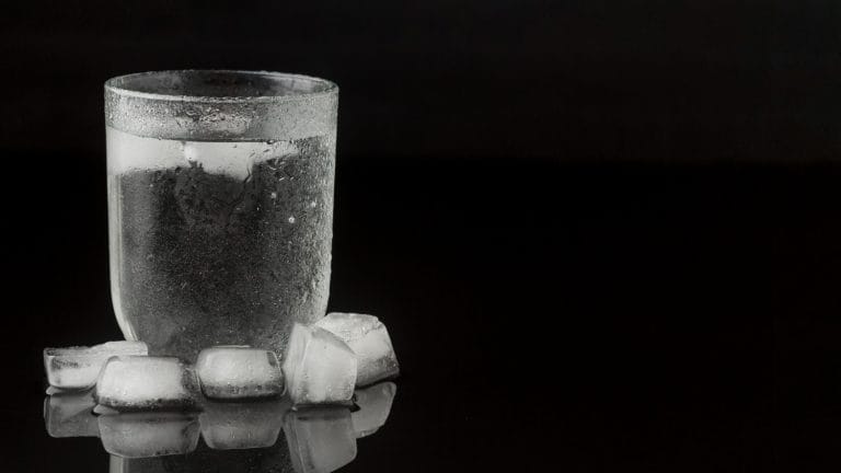 Los pros y contras de beber agua fría para tu salud