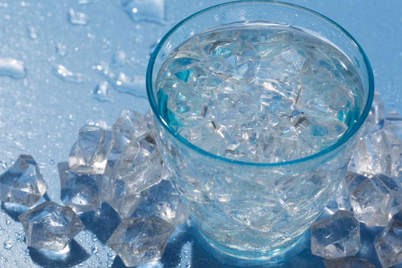 Los pros y contras de beber agua fría para tu salud